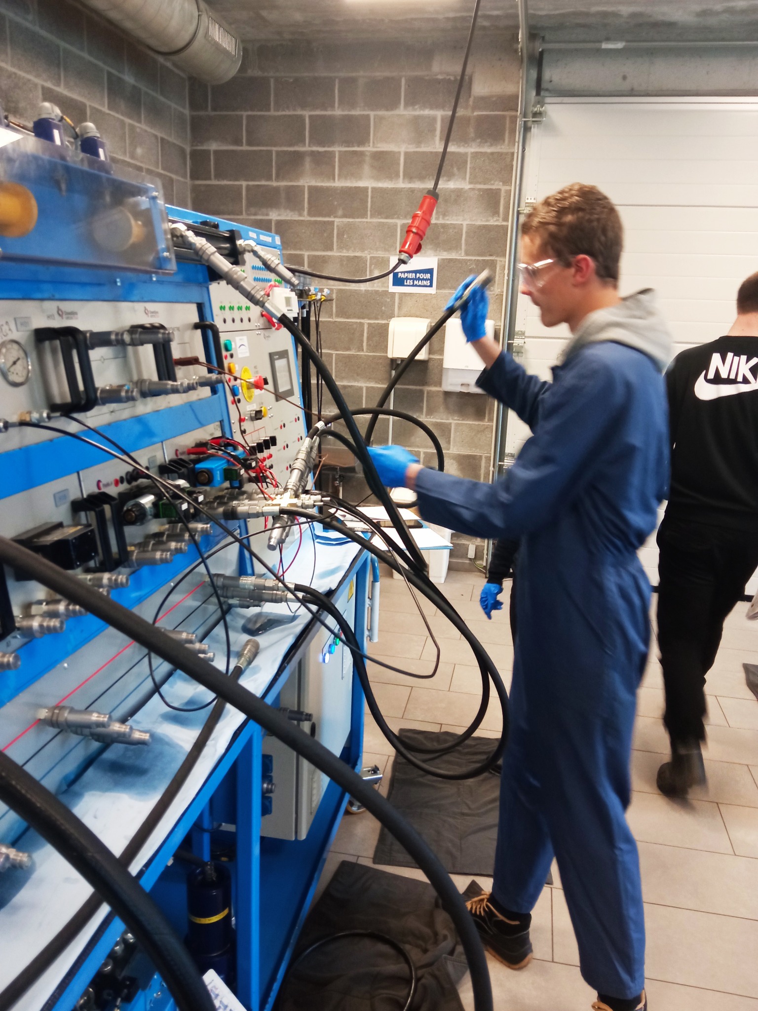 5TQ Electricien Automaticien en formation à Technocampus - Collège ...